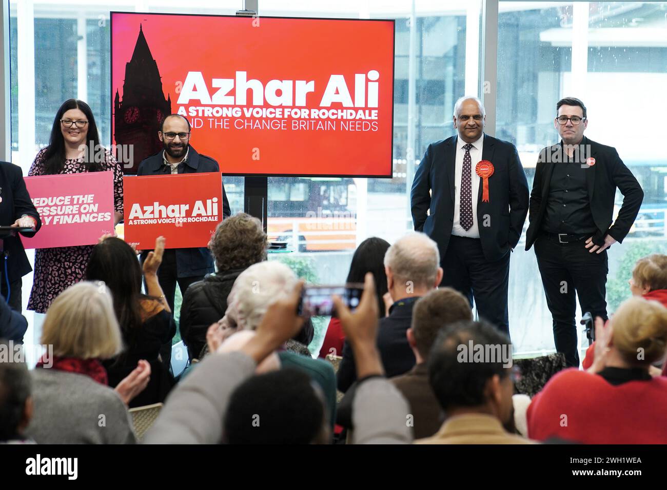 Der Labour-Kandidat für Rochdale, Azhar Ali (2. Rechts), wird von Andy ...