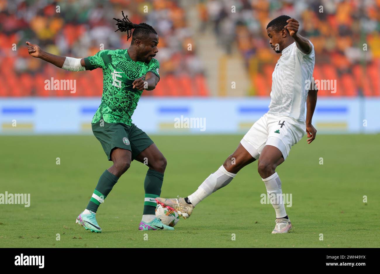 © Anis/APP/MAXPPP - Le joueur Nigerian MOSES DADDY SIMON (L), se bat ...