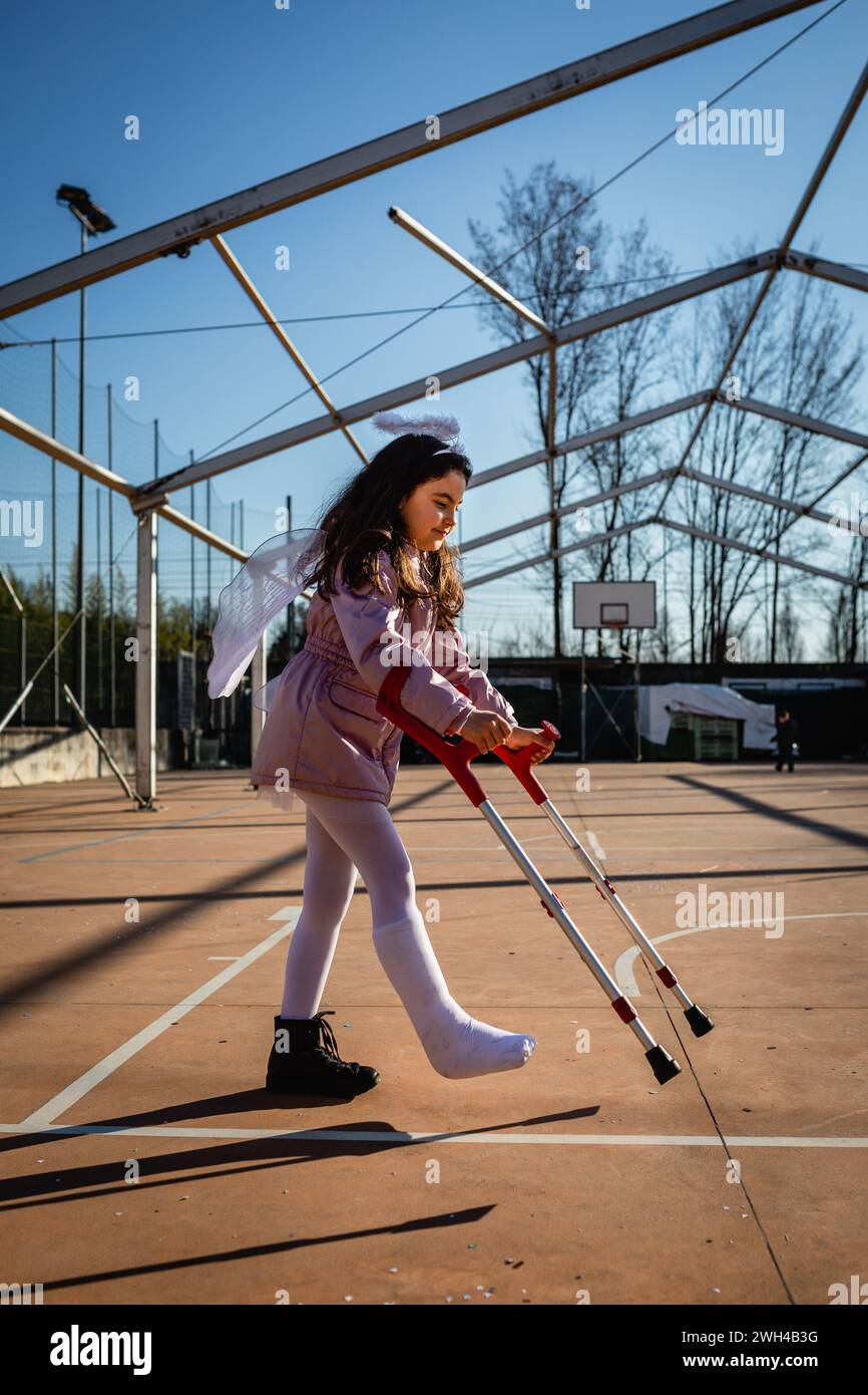 Mädchen gipsbein -Fotos und -Bildmaterial in hoher Auflösung – Alamy