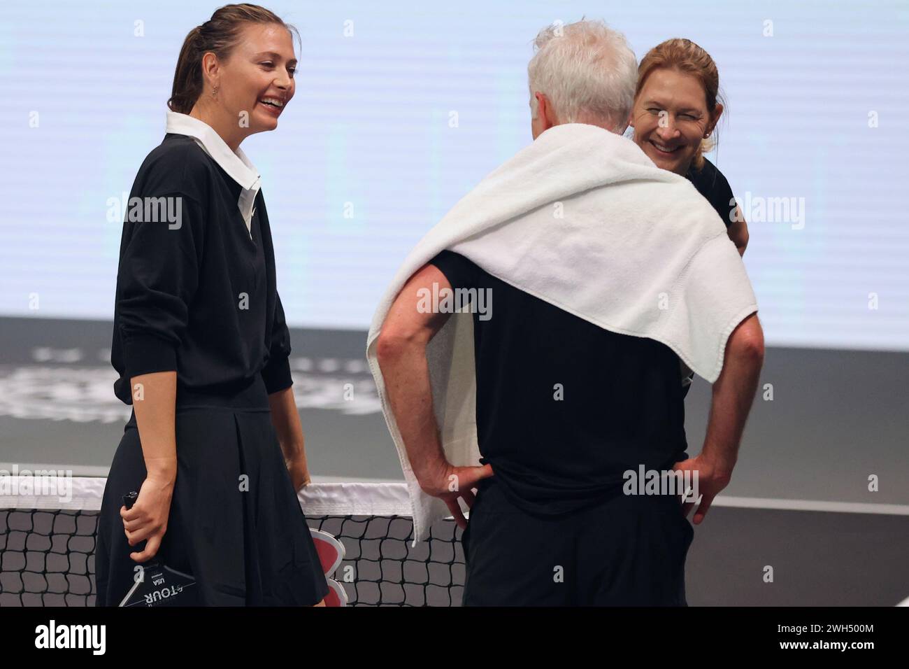 Maria Sharapova und Steffi Graf lachen mit John McEnroe zwischen den ...