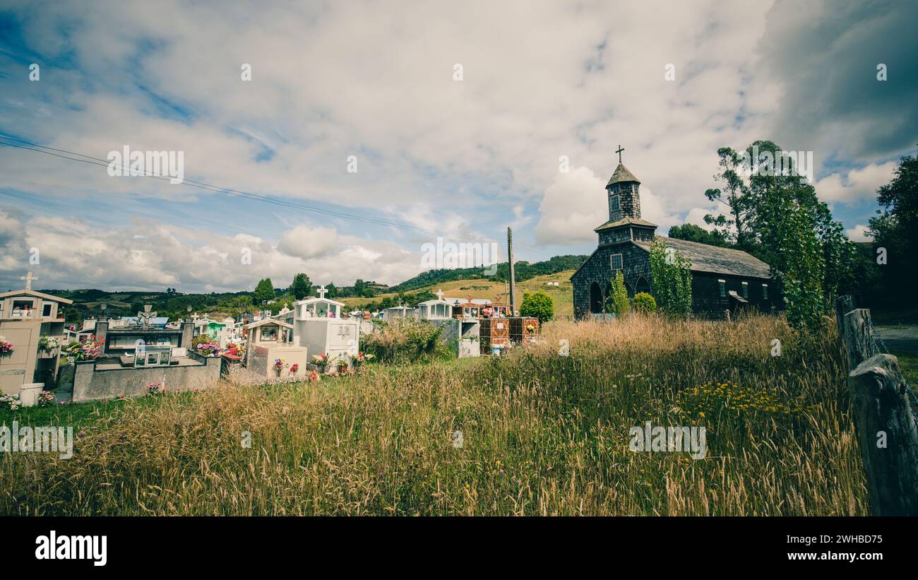 Alte Holzkirche Nercon mit einem alten Friedhof auf Chiloe mit einem ...