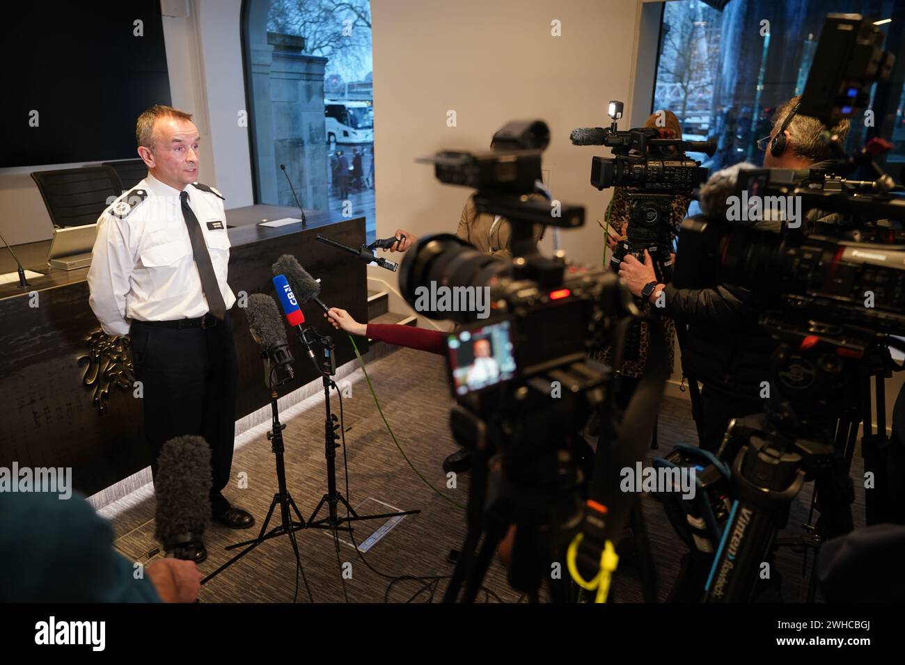 Commander Jon Savell spricht mit den Medien von Scotland Yard in London ...