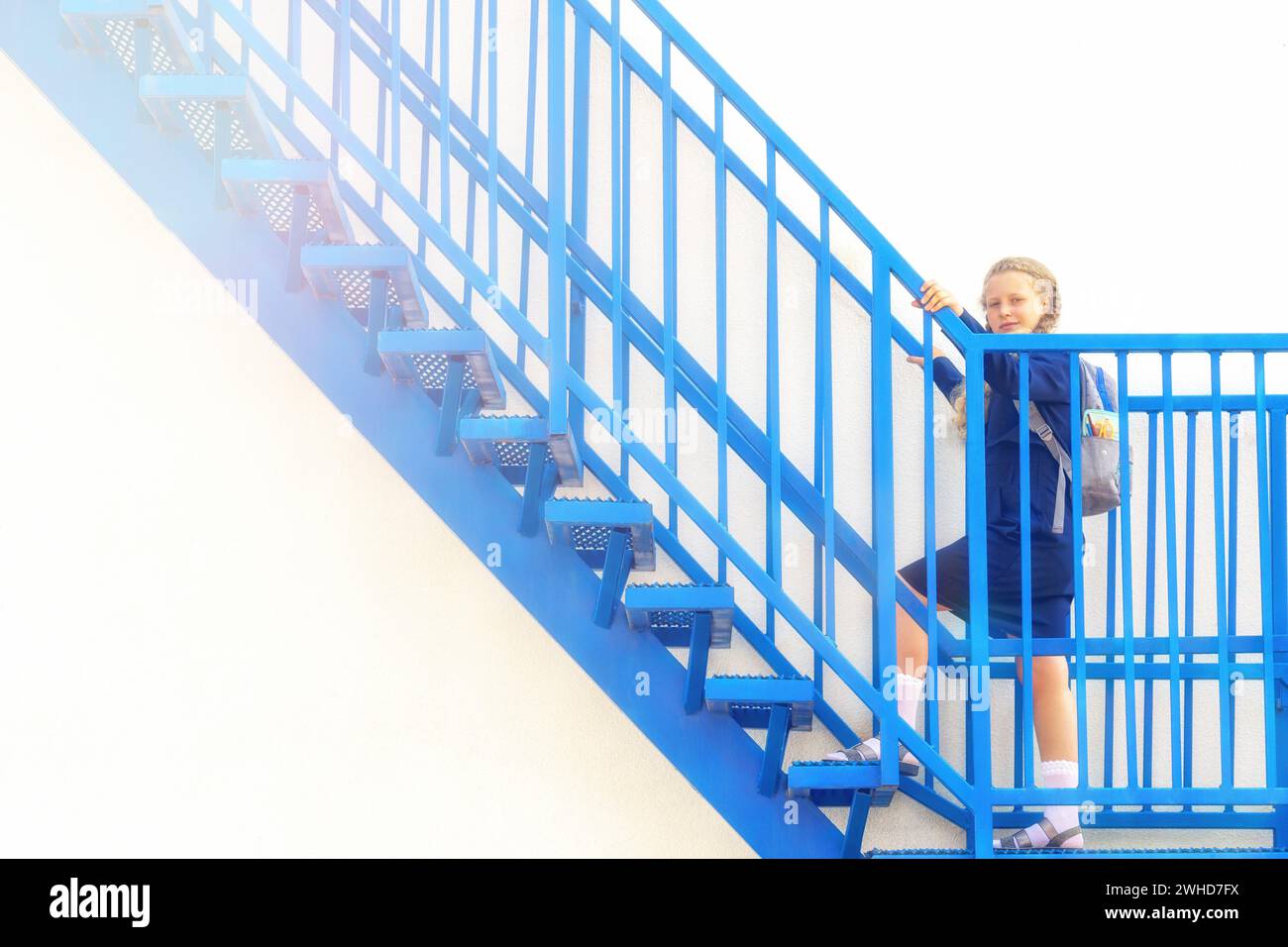 Das Schulmädchen klettert die Treppe hoch. Konzeptschultage, Startdatum, nächste Phase ...