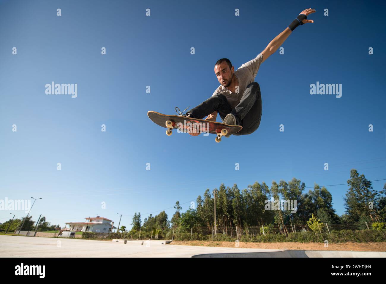 Flying jump skateboard skateboarding -Fotos und -Bildmaterial in hoher ...