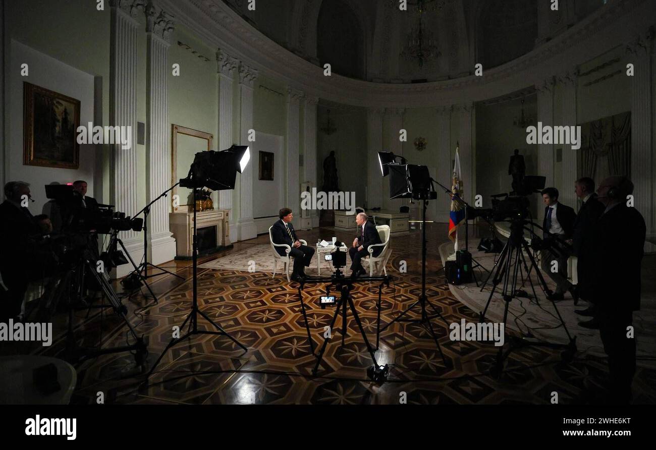 Russlands Präsident Wladimir Putin gibt US-Talkshow-Moderator Tucker ...