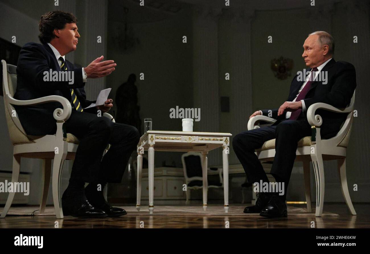 Russlands Präsident Wladimir Putin gibt US-Talkshow-Moderator Tucker ...