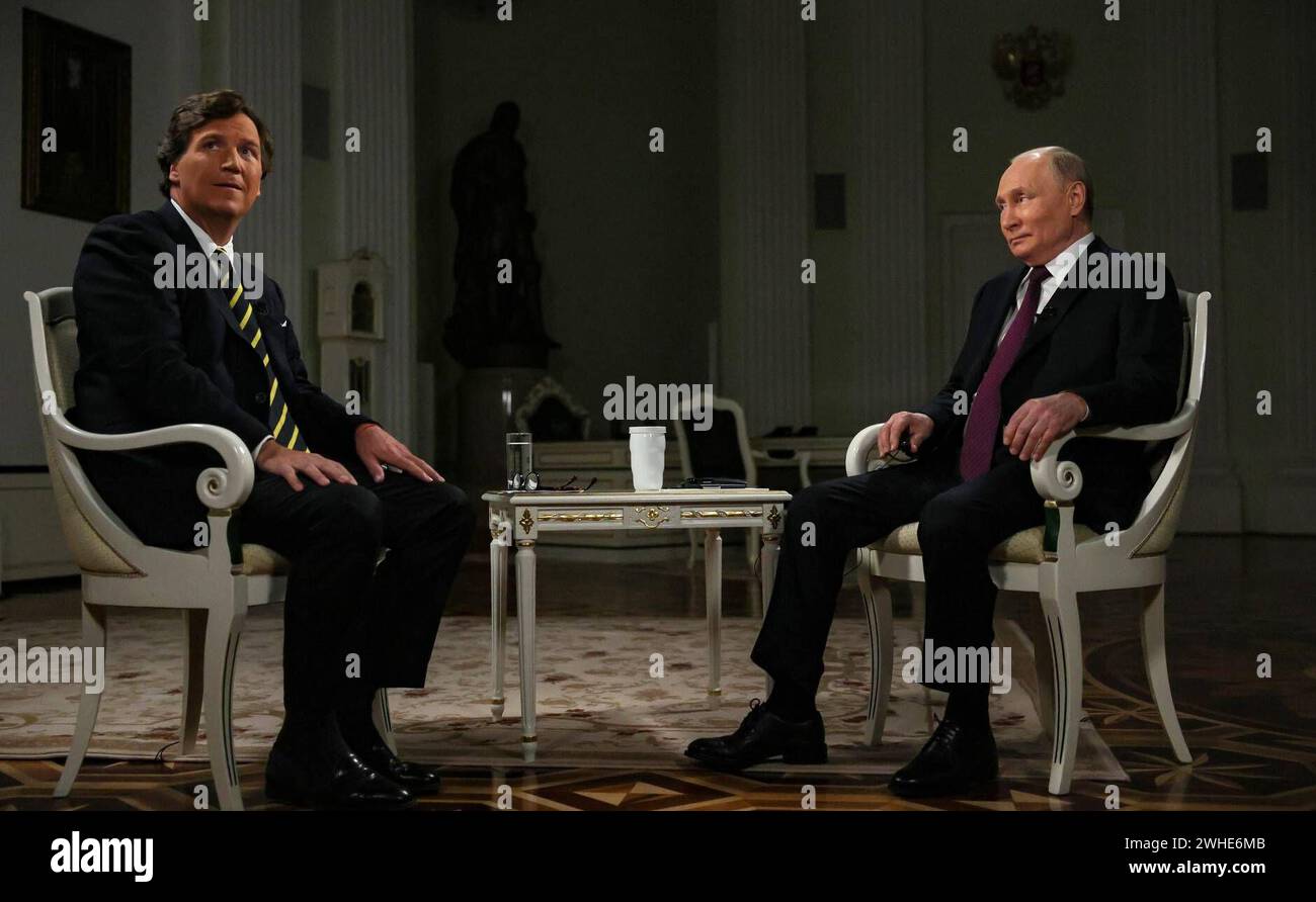 Russlands Präsident Wladimir Putin gibt US-Talkshow-Moderator Tucker ...