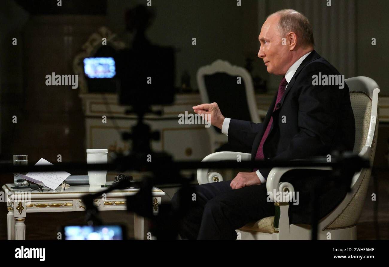Russlands Präsident Wladimir Putin gibt US-Talkshow-Moderator Tucker ...