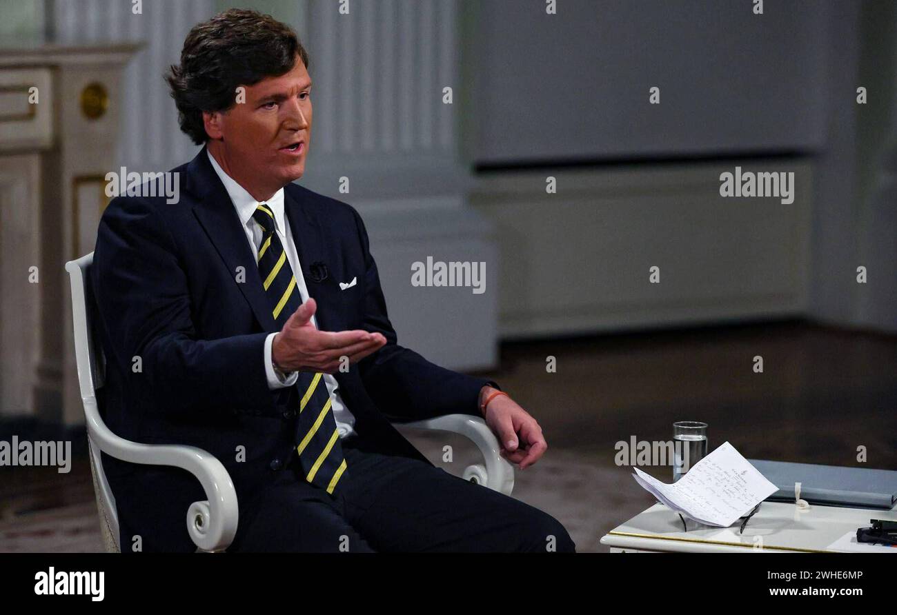 Russlands Präsident Wladimir Putin gibt US-Talkshow-Moderator Tucker ...