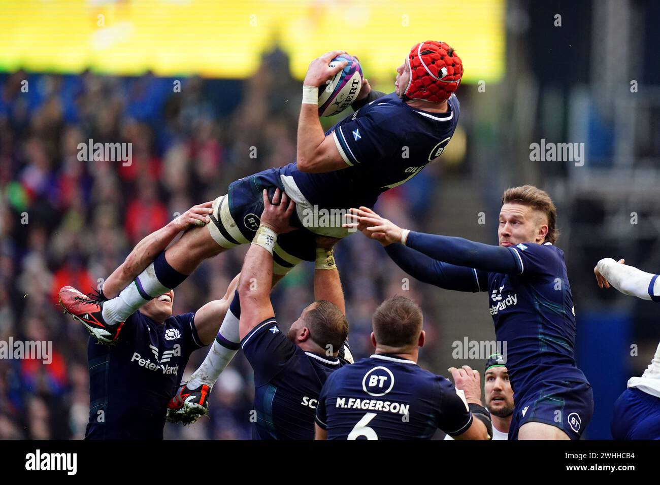 Der schottische Grant Gilchrist fängt den Ball beim Guinness Six ...