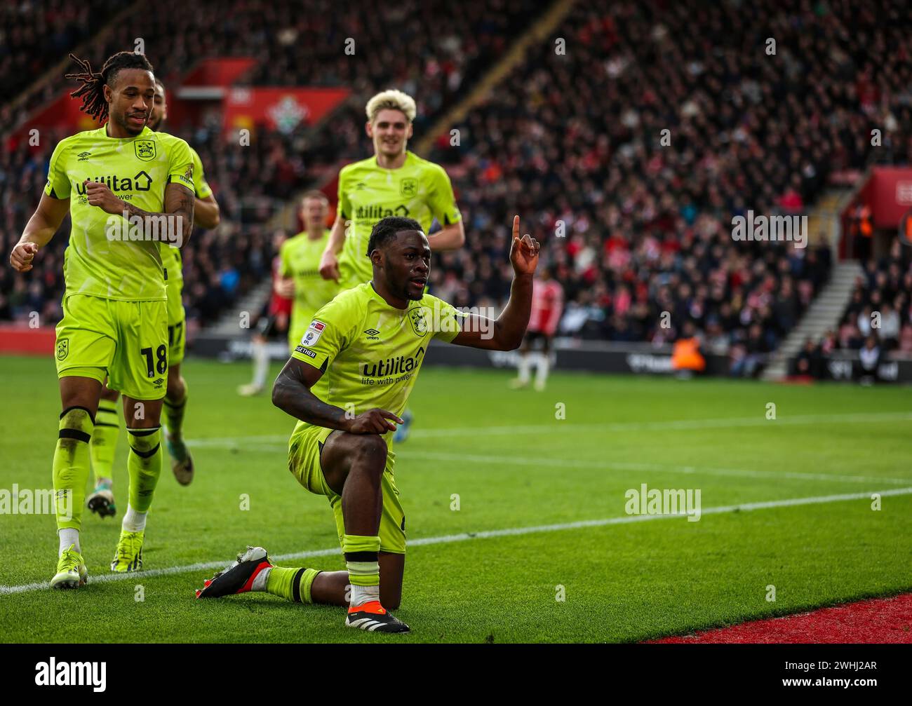 Alex Matos von Huddersfield Town feiert das dritte Tor seiner ...