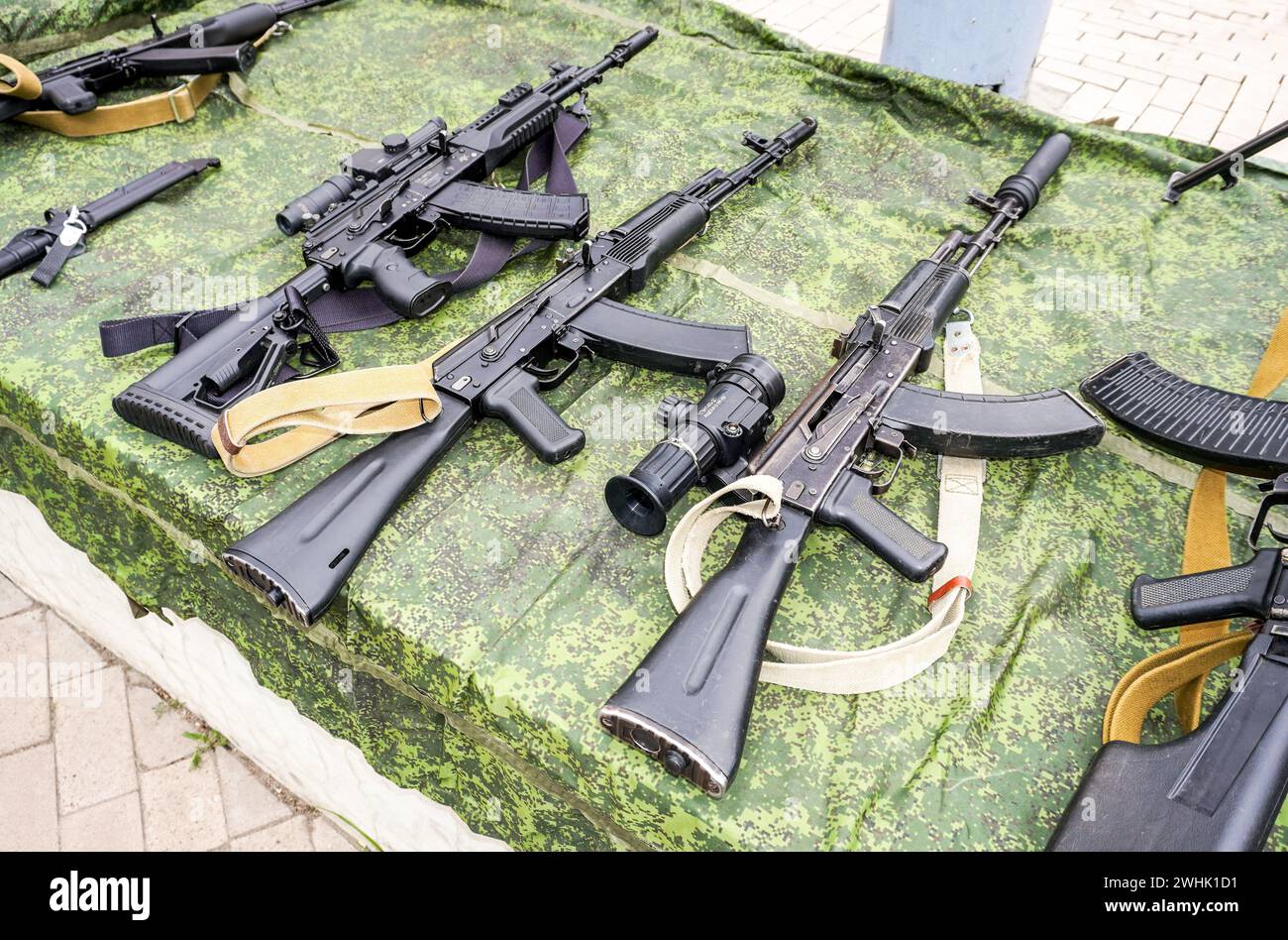 Samara, Russland - 27. Mai 2023: Russisches Kalaschnikow-Sturmgewehr AK ...