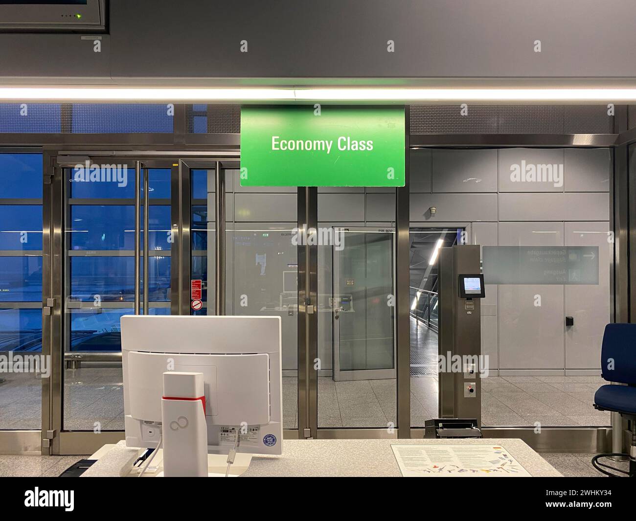 Schild Economy Class, Boarding Zone, Gate, Pier, Terminal 2, Flughafen ...