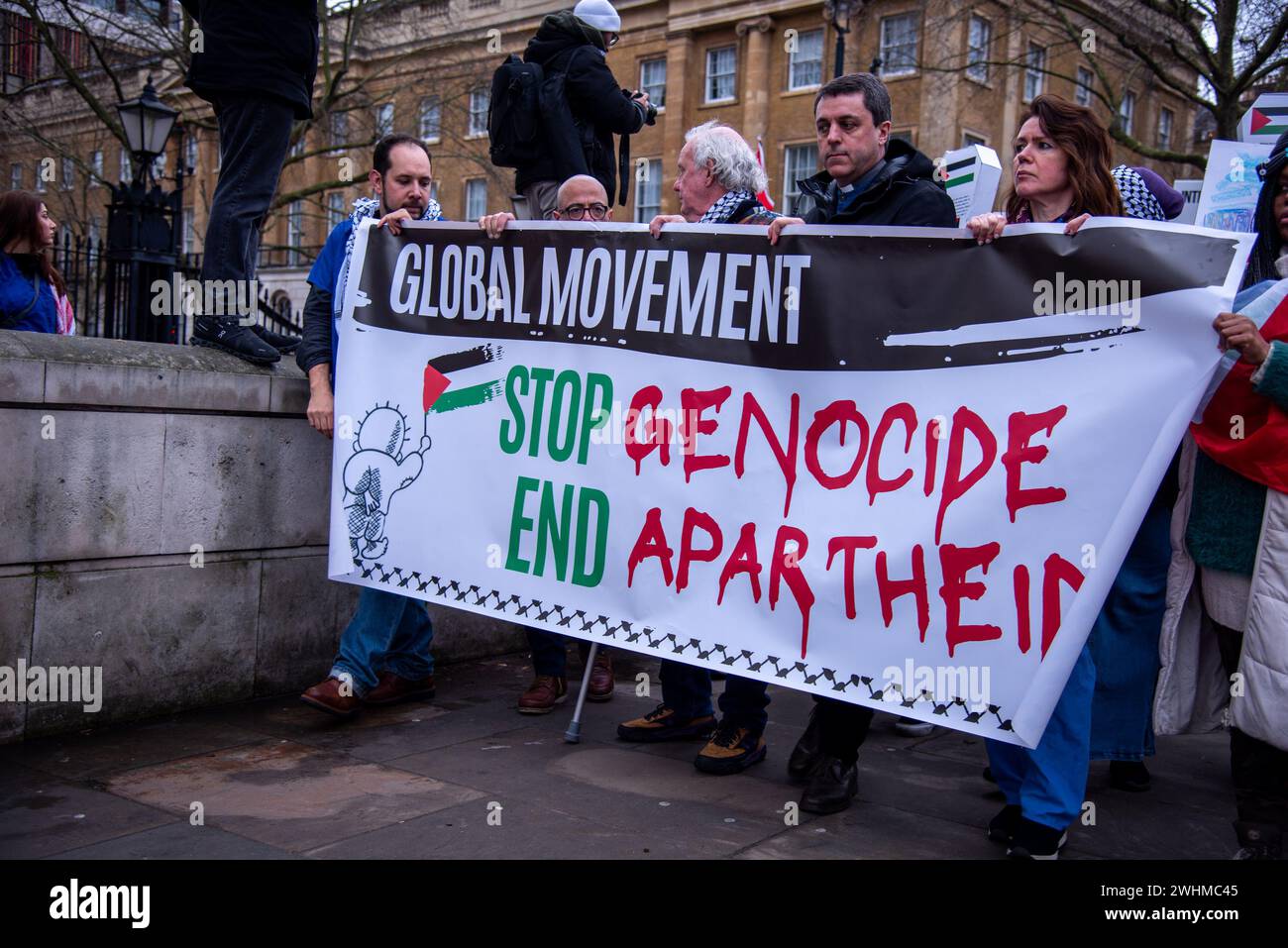London, Großbritannien. Februar 2024. Demonstranten halten ein großes Banner während des ...