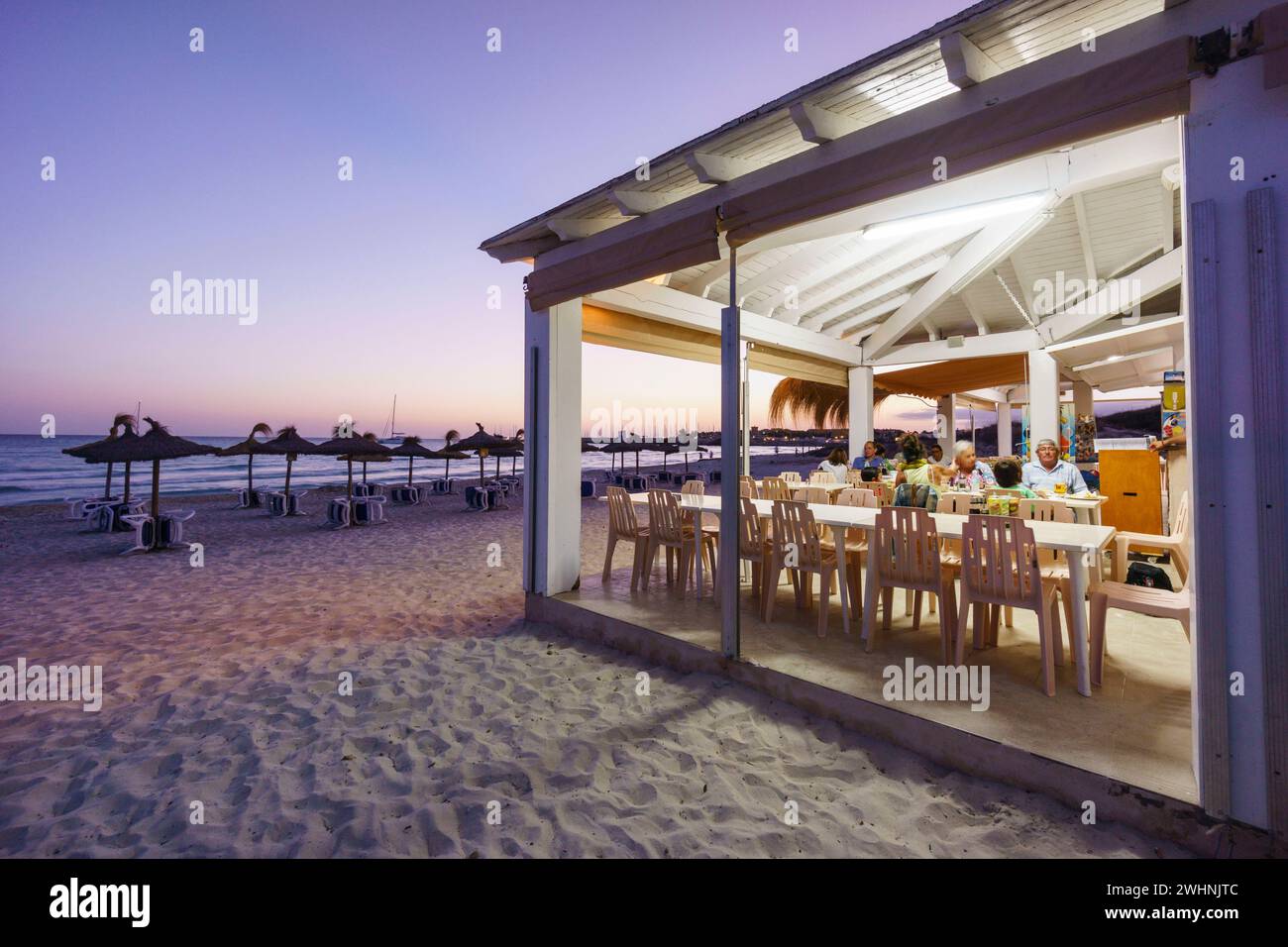 Bar strand kiosk -Fotos und -Bildmaterial in hoher Auflösung – Alamy