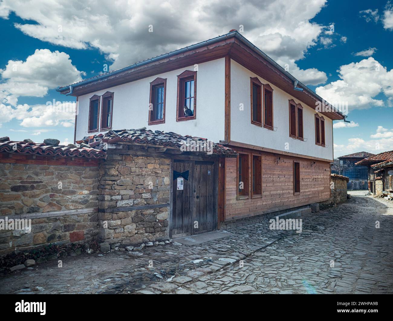 Knysna, Bulgarien - engen, gepflasterten Straßen und rustikalen ...