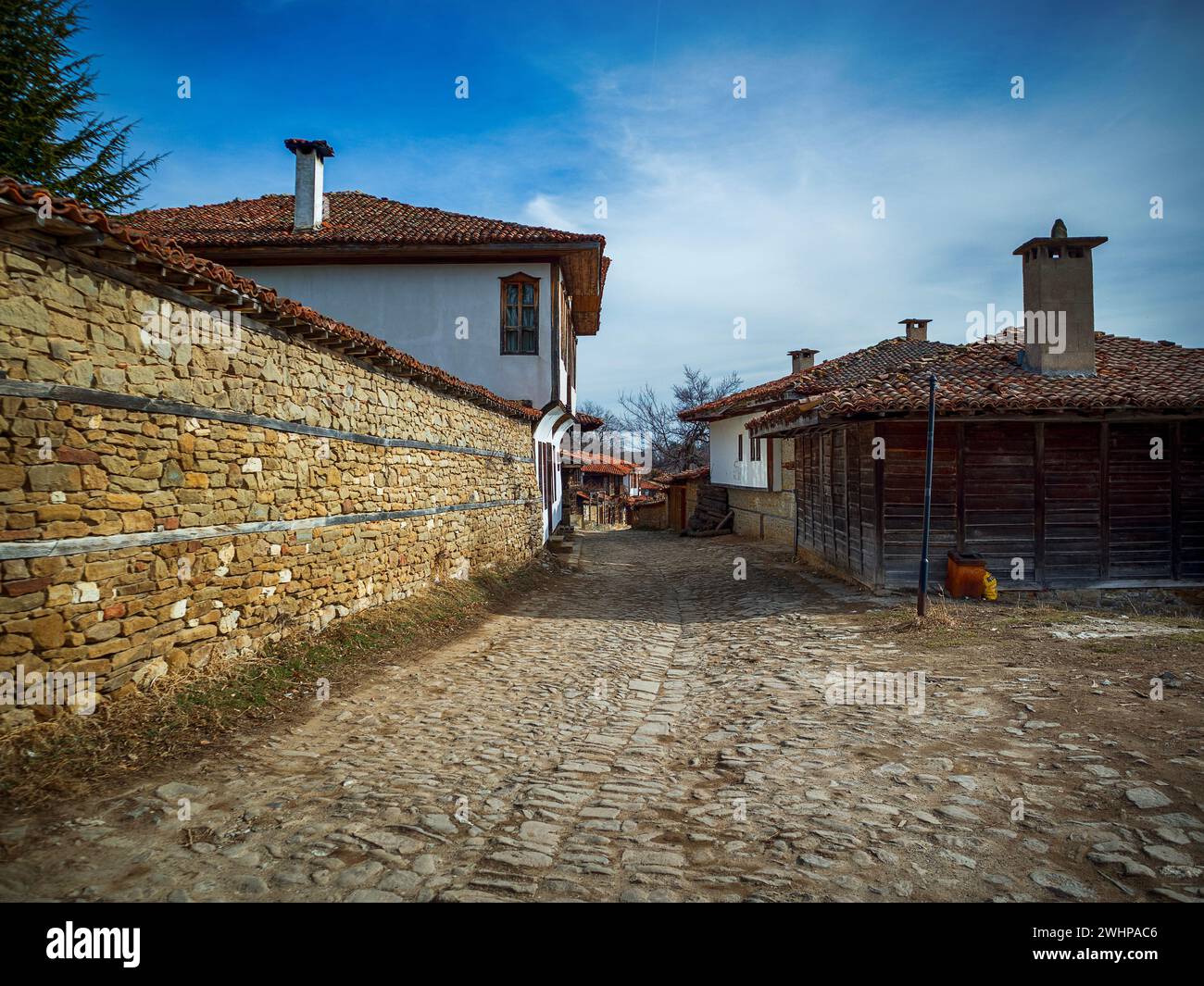 Volksarchitektur aus holz -Fotos und -Bildmaterial in hoher Auflösung ...