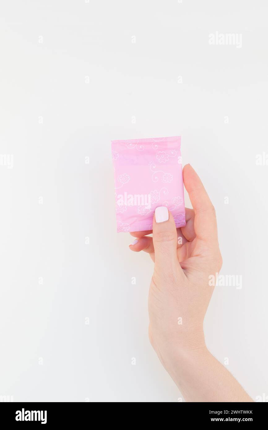 Damenbinde frau -Fotos und -Bildmaterial in hoher Auflösung – Alamy