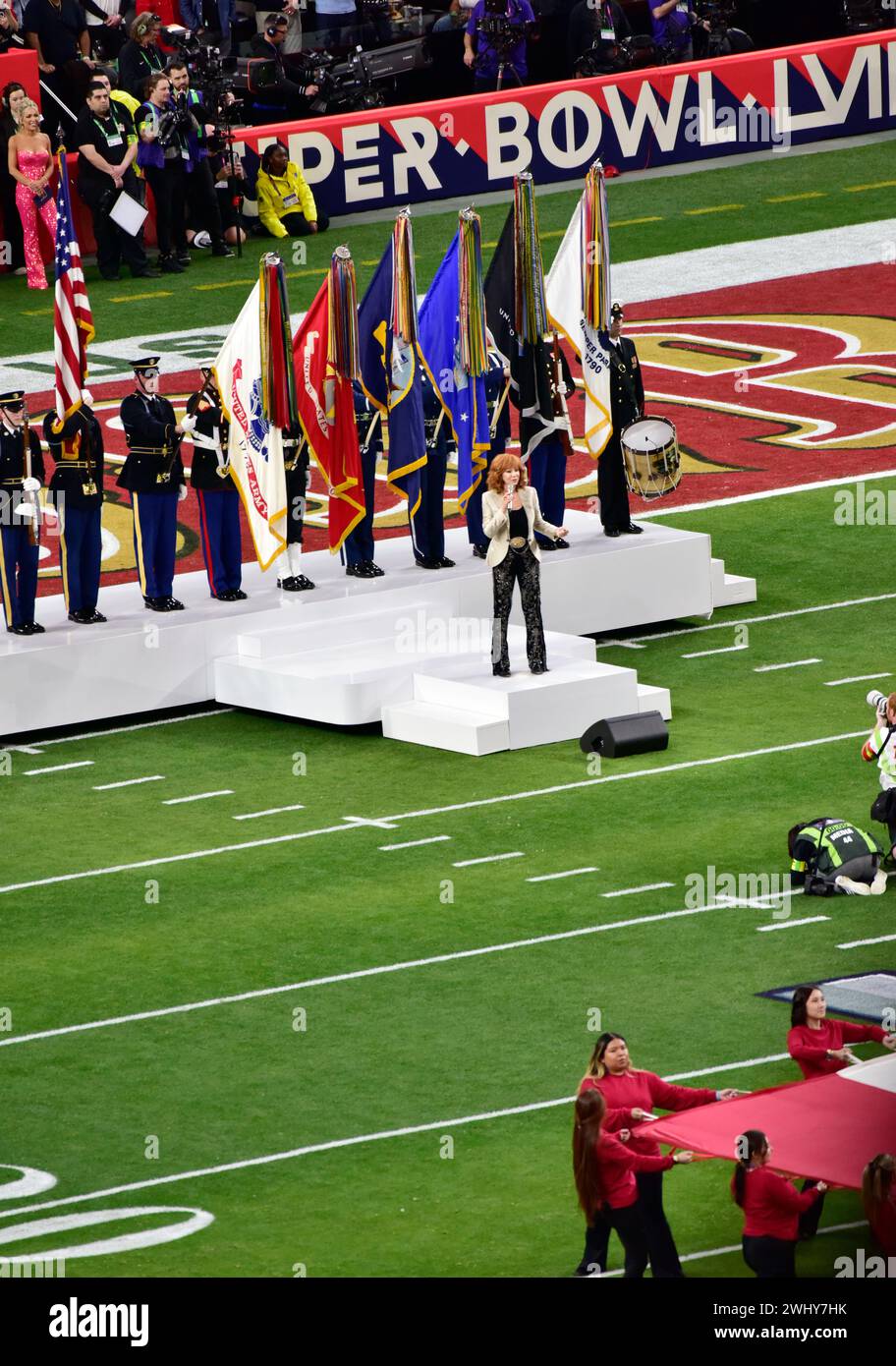Las Vegas, Nevada, USA, 11. Februar 2024: Reba McEntire singt die Nationalhymne beim NFL Super ...