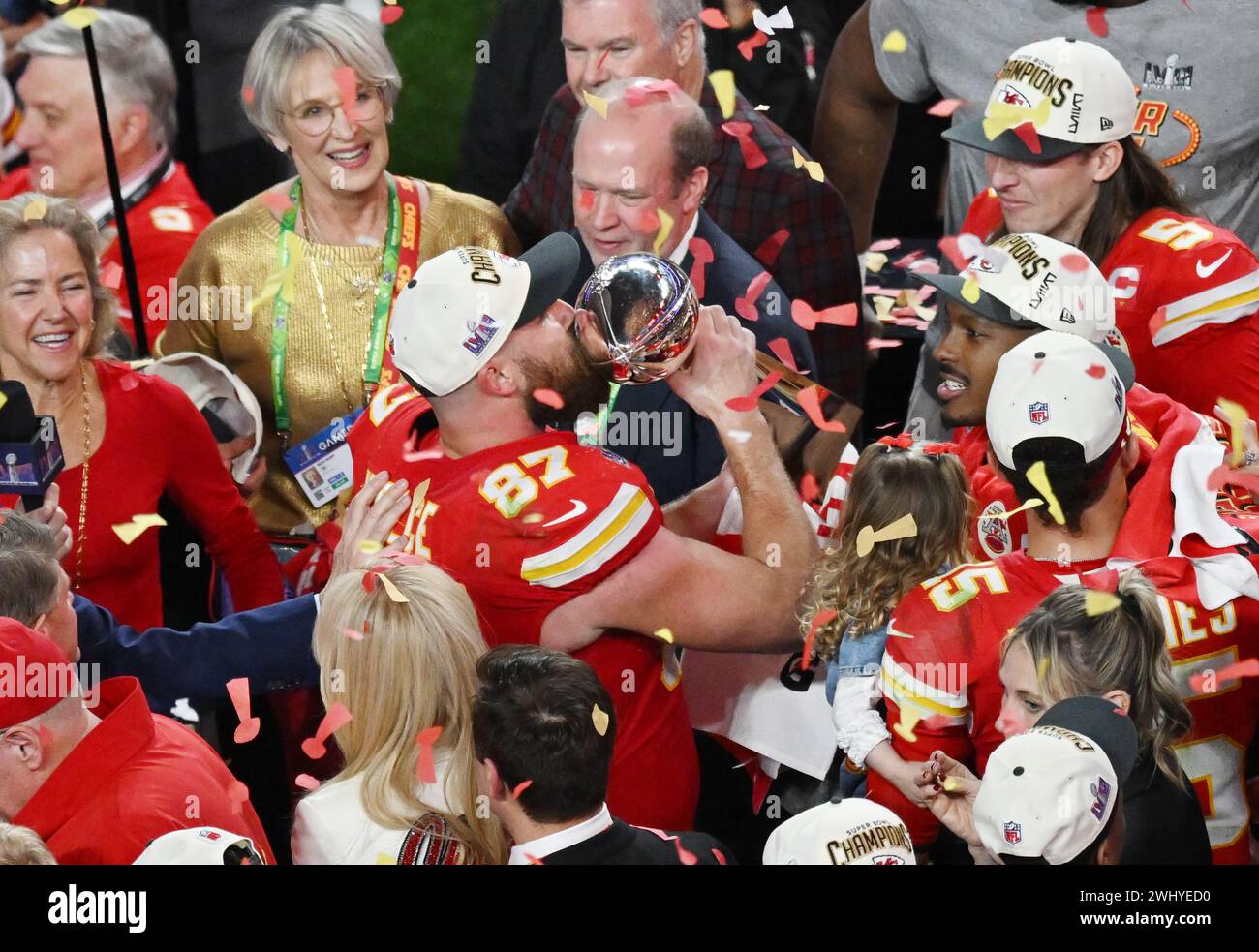 Las Vegas, Usa. Februar 2024. Travis Kelce küsst die Vince Lombardi Trophy, nachdem die Chiefs ...