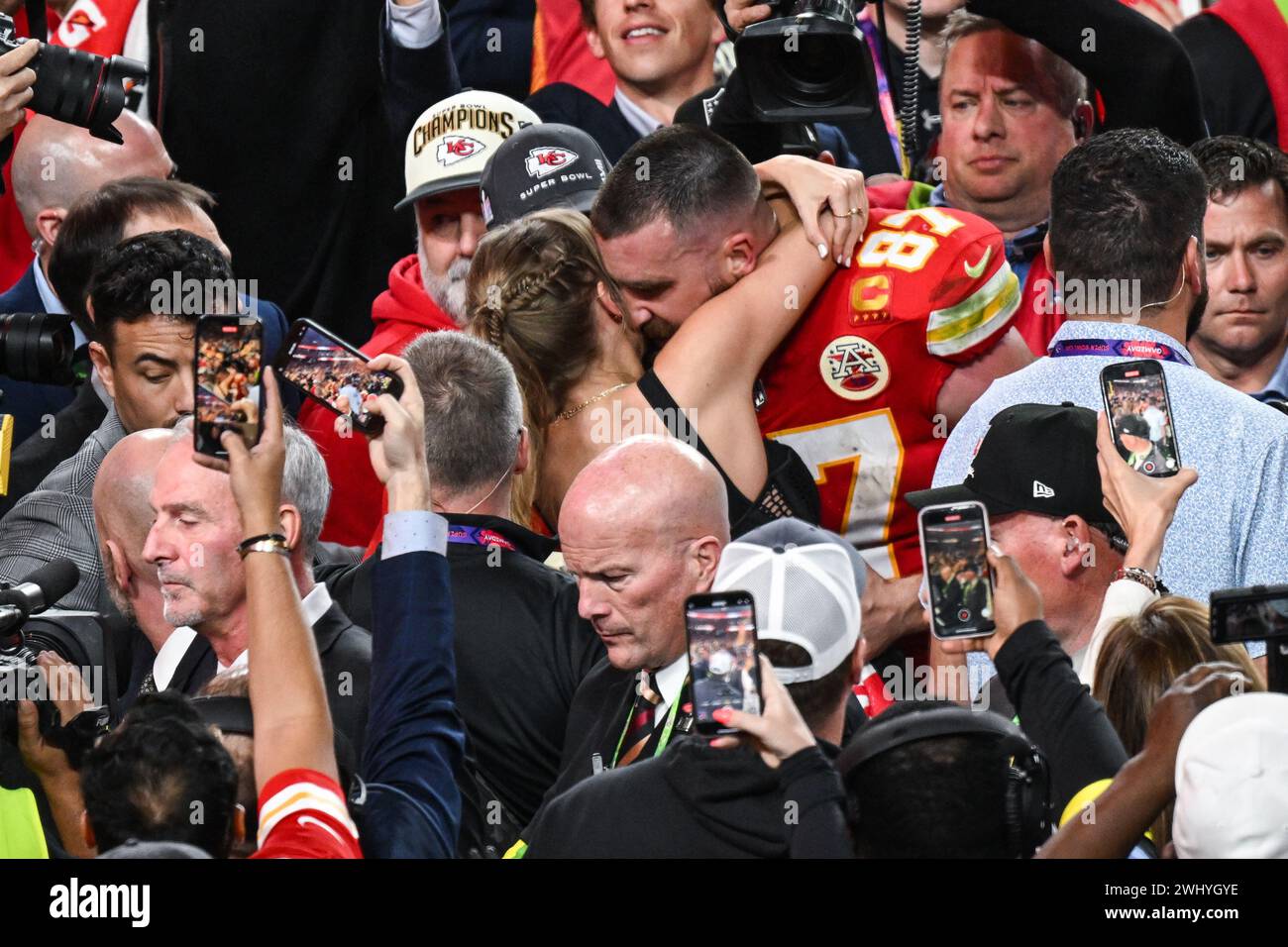 Las Vegas, USA. Februar 2024. Taylor Swift umarmt Freund Kansas City Chiefs Tight End #87 Travis ...