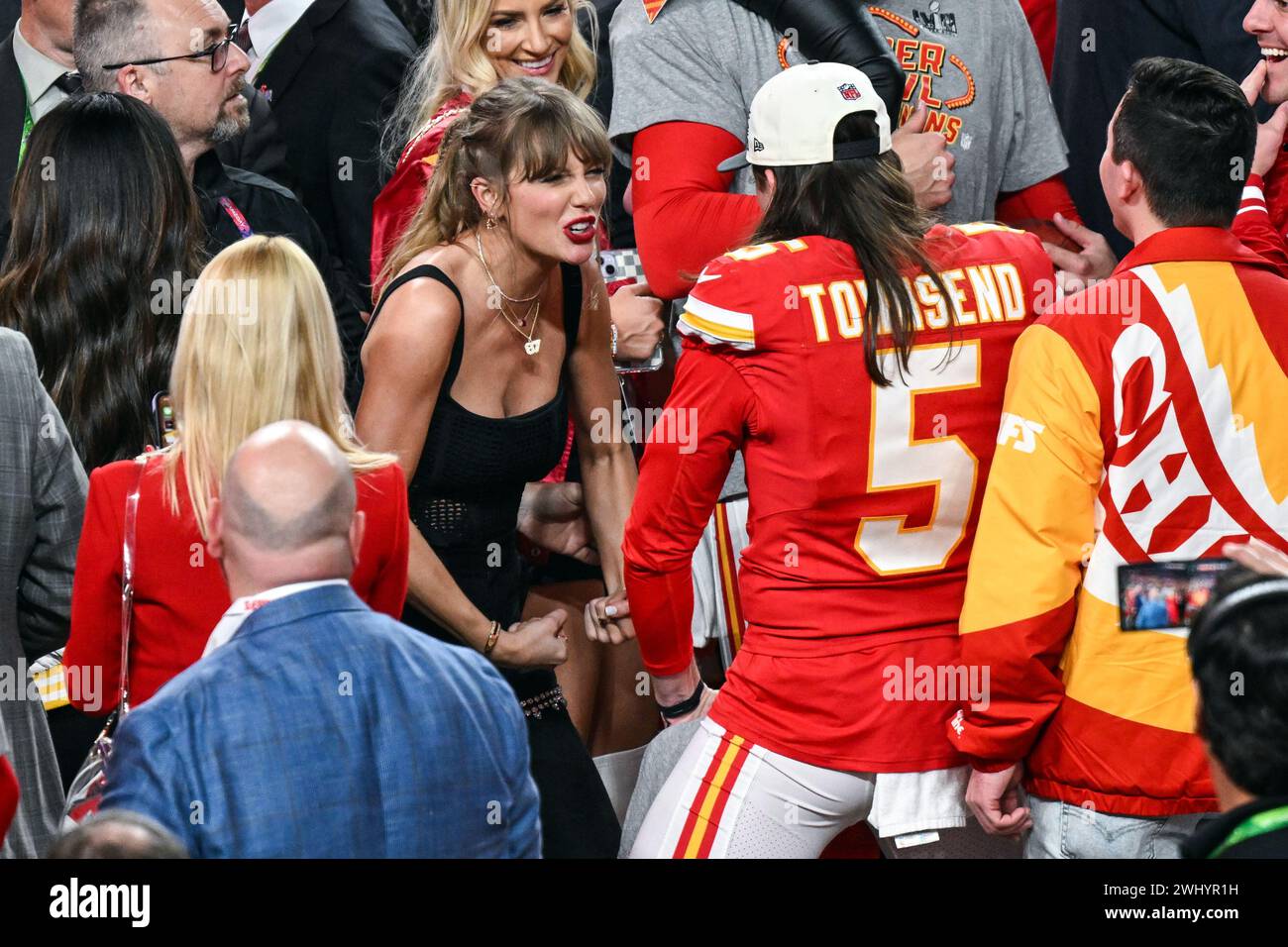 Tommy Townsend von den Kansas City Chiefs mit Taylor Swift nach seinem Sieg im Super Bowl LVIII ...