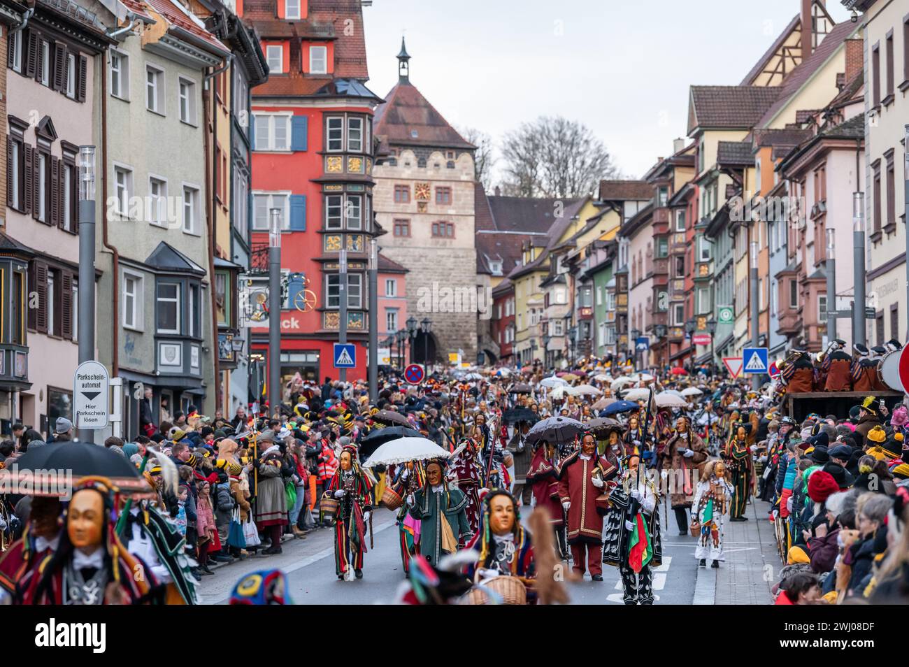 Rottweil, Deutschland. Februar 2024. Narren laufen am Faschingsmontag ...