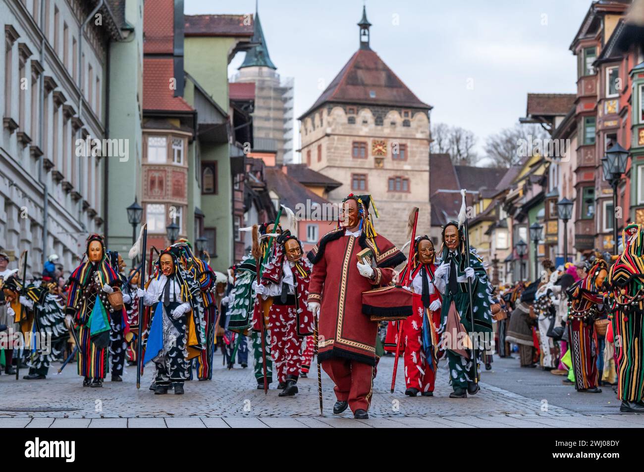Rottweil, Deutschland. Februar 2024. Narren laufen am Faschingsmontag ...
