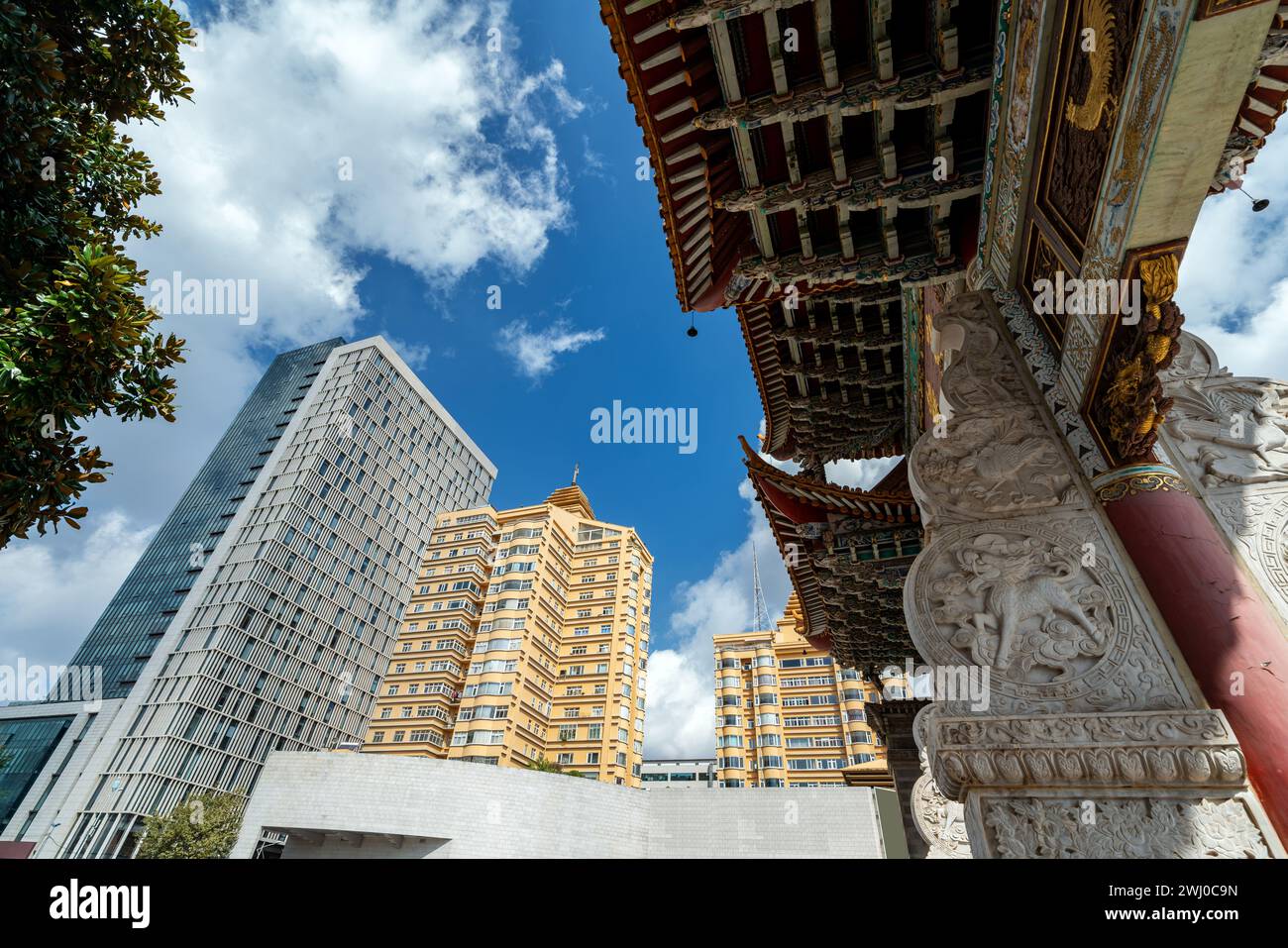 Der Torbogen ist ein traditionelles Stück Architektur und das Wappen ...