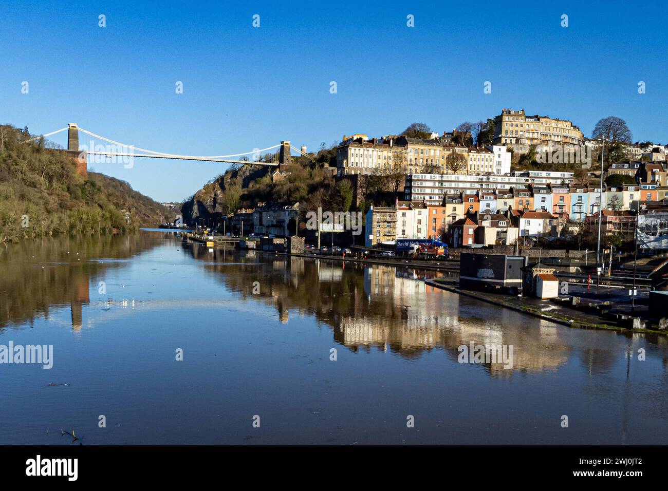 Die Clifton Suspension Bridge spiegelt sich in einem frühen 14 Meter ...