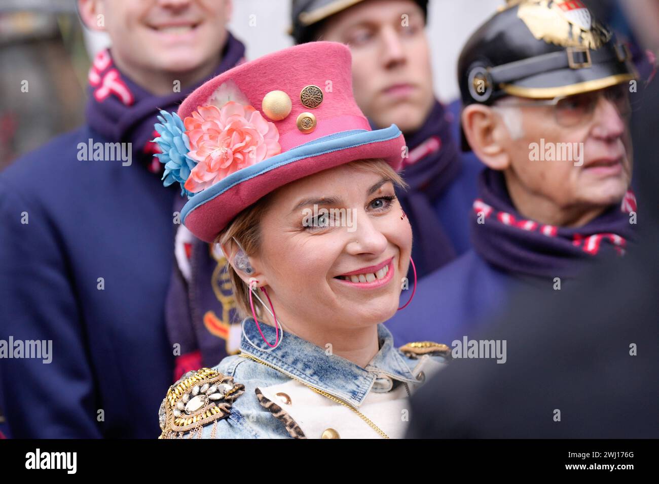 Koelner Karneval, Rosenmontagszug 2024 Moderatorin Sabine Heinrich gut ...