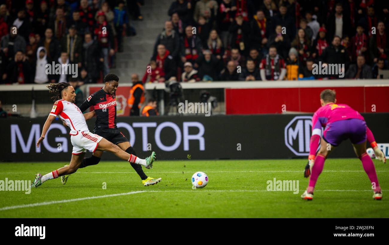 Leverkusen, Deutschland. Februar 2024. Nathan Tella (Leverkusen), Sacha ...