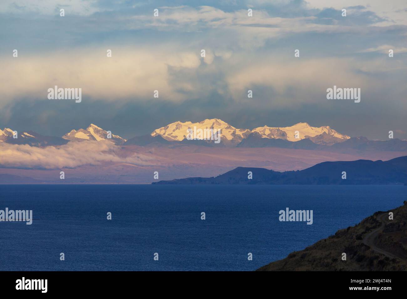 Der Titicacasee ist das höchste kommerziell schiffbare Gewässer der Welt. Sie liegt auf einer ...