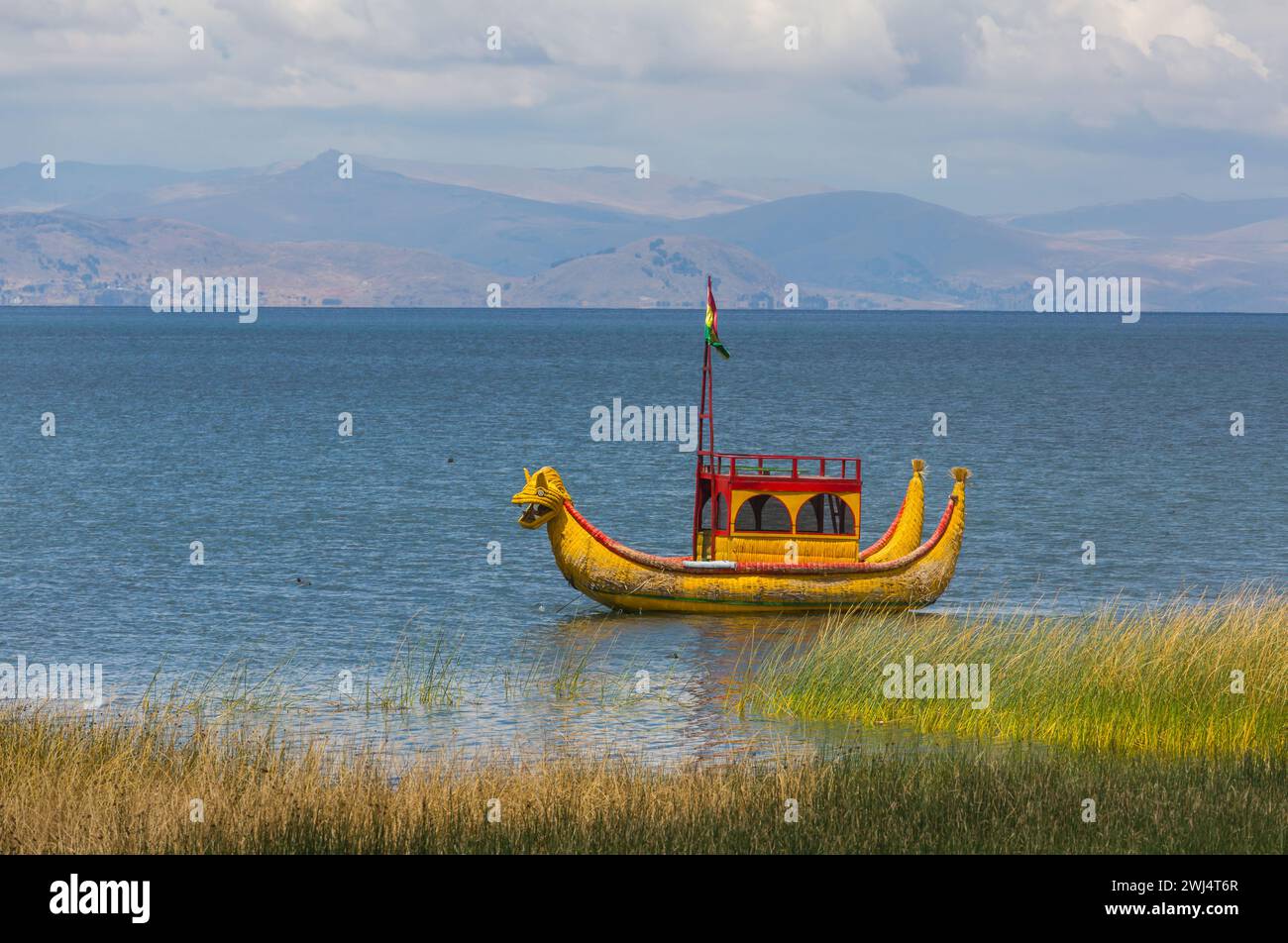 Der Titicacasee ist das höchste kommerziell schiffbare Gewässer der Welt. Sie liegt auf einer ...