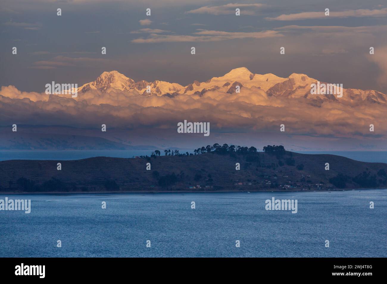 Der Titicacasee ist das höchste kommerziell schiffbare Gewässer der Welt. Sie liegt auf einer ...