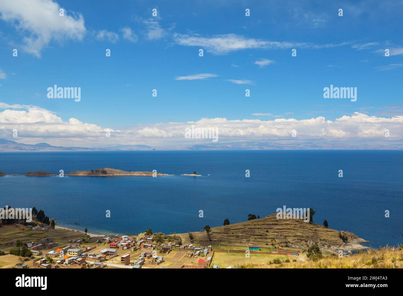 Der Titicacasee ist das höchste kommerziell schiffbare Gewässer der Welt. Sie liegt auf einer ...