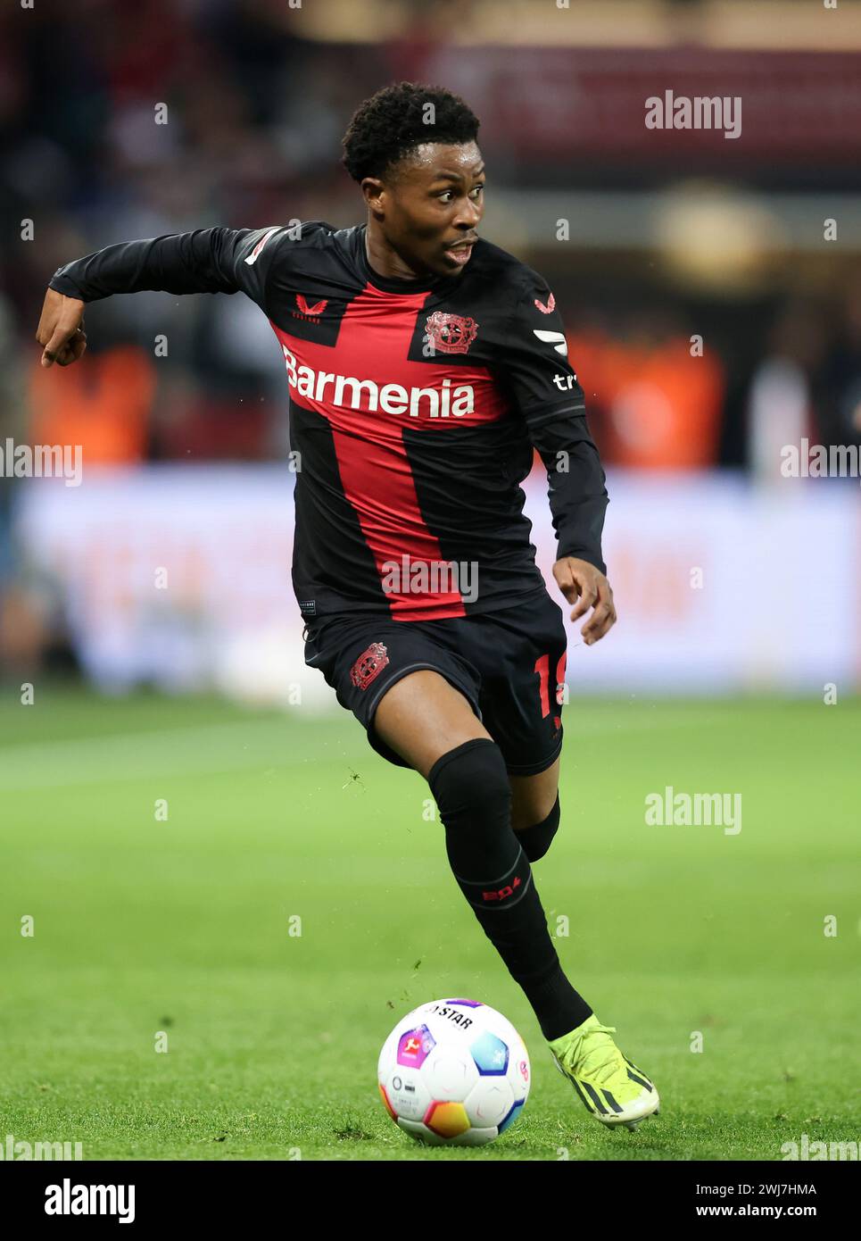 Nathan Tella von Bayer Leverkusen LEVERKUSEN, DEUTSCHLAND - 10. FEBRUAR ...