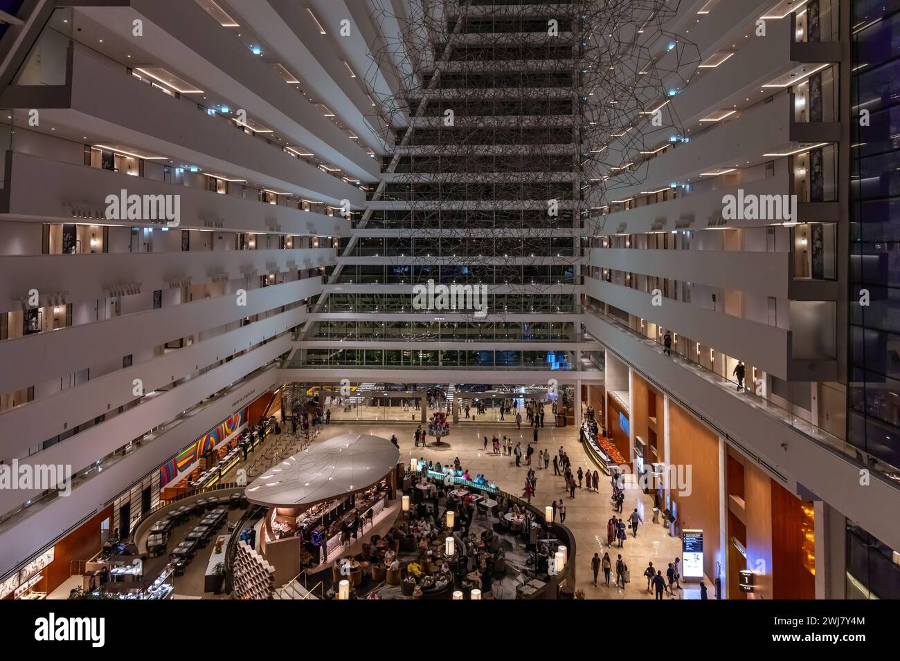 Das Atrium des Marina Bay Sands Hotel in Singapur, eines der luxuriösesten Hotels der Welt ...