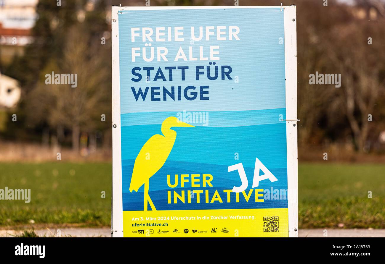 Ein Plakat wirbt für ein Ja zur Uferinitiative über welches das Zürcher ...