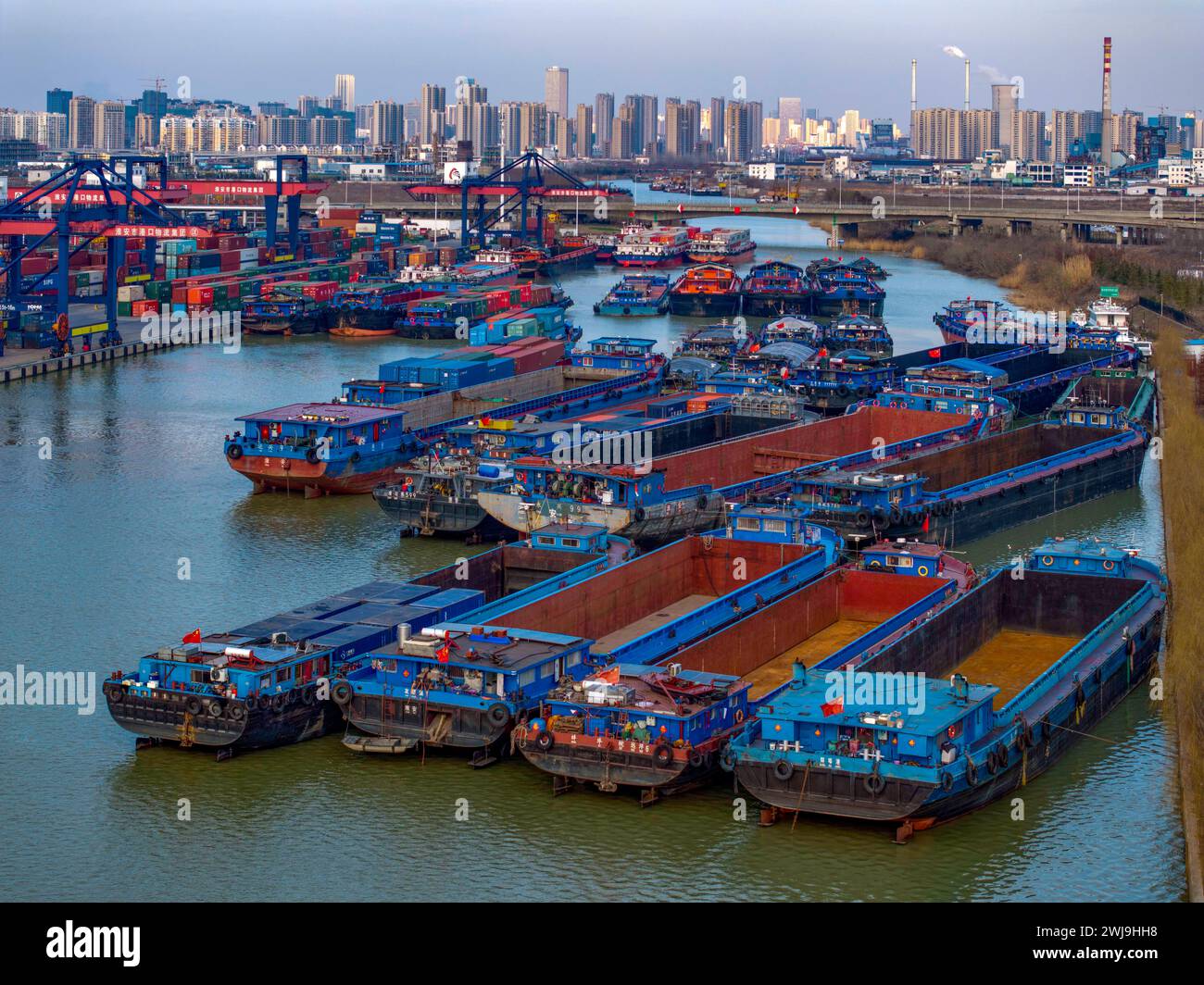 HUAI'AN, CHINA - 13. FEBRUAR 2024 - LKW heben und transportieren ...