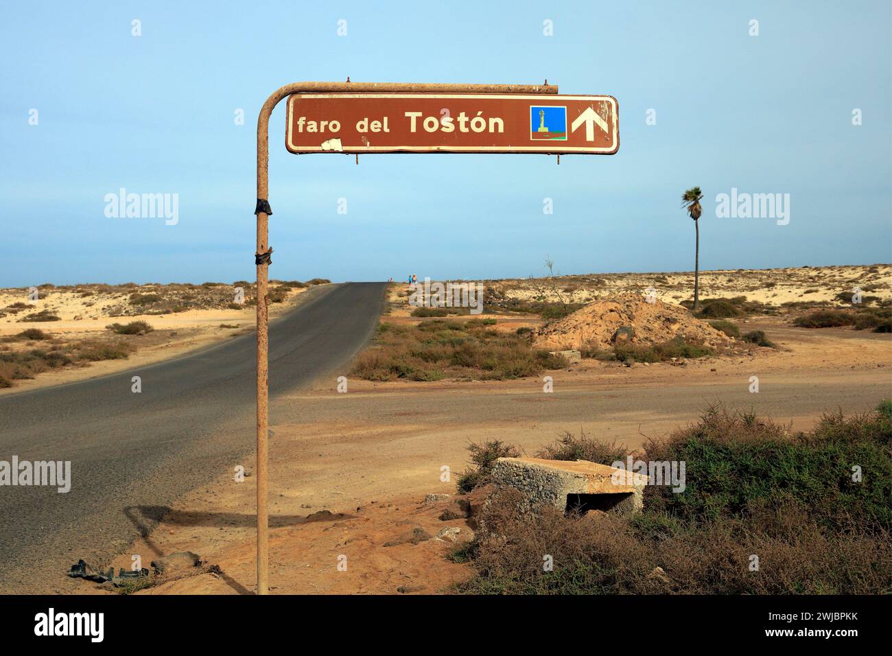Straßenschild mit Wegbeschreibung zum Leuchtturm Faro Del Tostón und ...