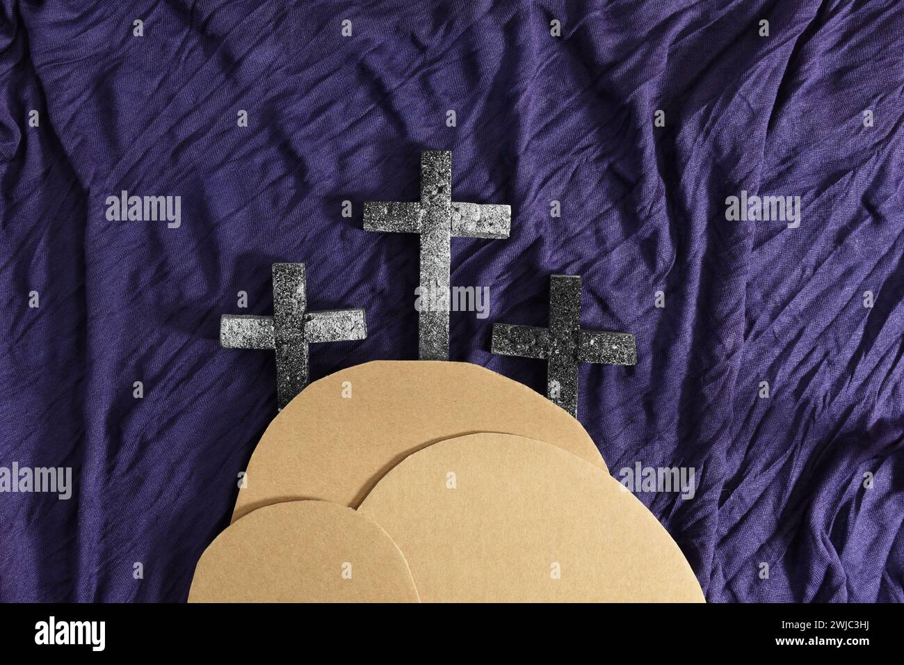 Drei kreuze auf golgotha -Fotos und -Bildmaterial in hoher Auflösung – Alamy