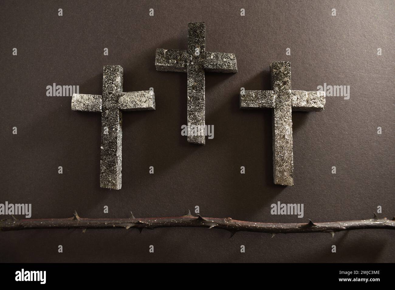 Drei kreuze auf golgotha -Fotos und -Bildmaterial in hoher Auflösung – Alamy