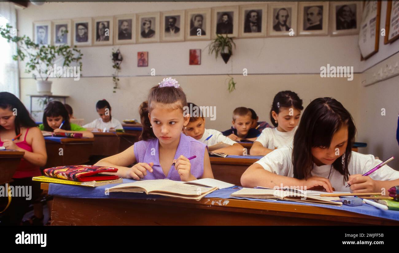 Schule kinder rumänien -Fotos und -Bildmaterial in hoher Auflösung – Alamy