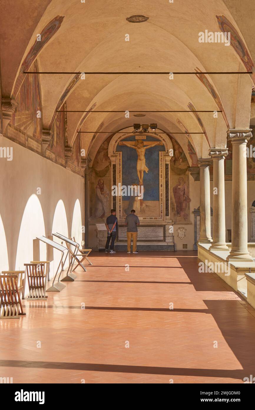 Kreuzgang mit Fra Angelicos Fresko „St. Dominic verehrt das Kruzifix“, das Kloster San Marco ...