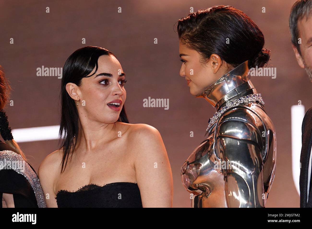Souheila Yacoub (links) und Zendaya kommen zur Weltpremiere von Dune: Part Two in Leicester ...