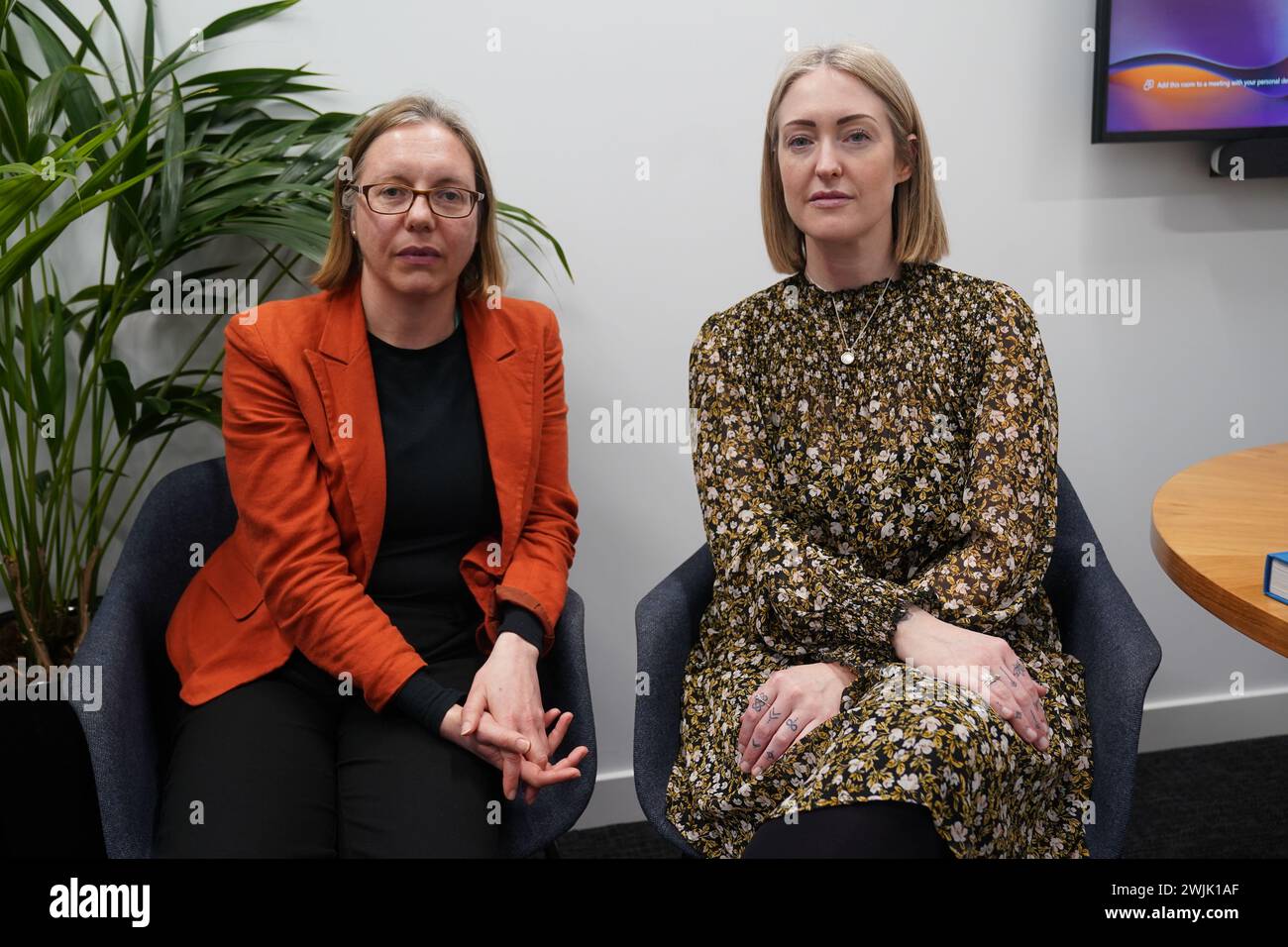 Emily Slater, CEO des Mindfulness in Schools Project (links) mit Esther ...