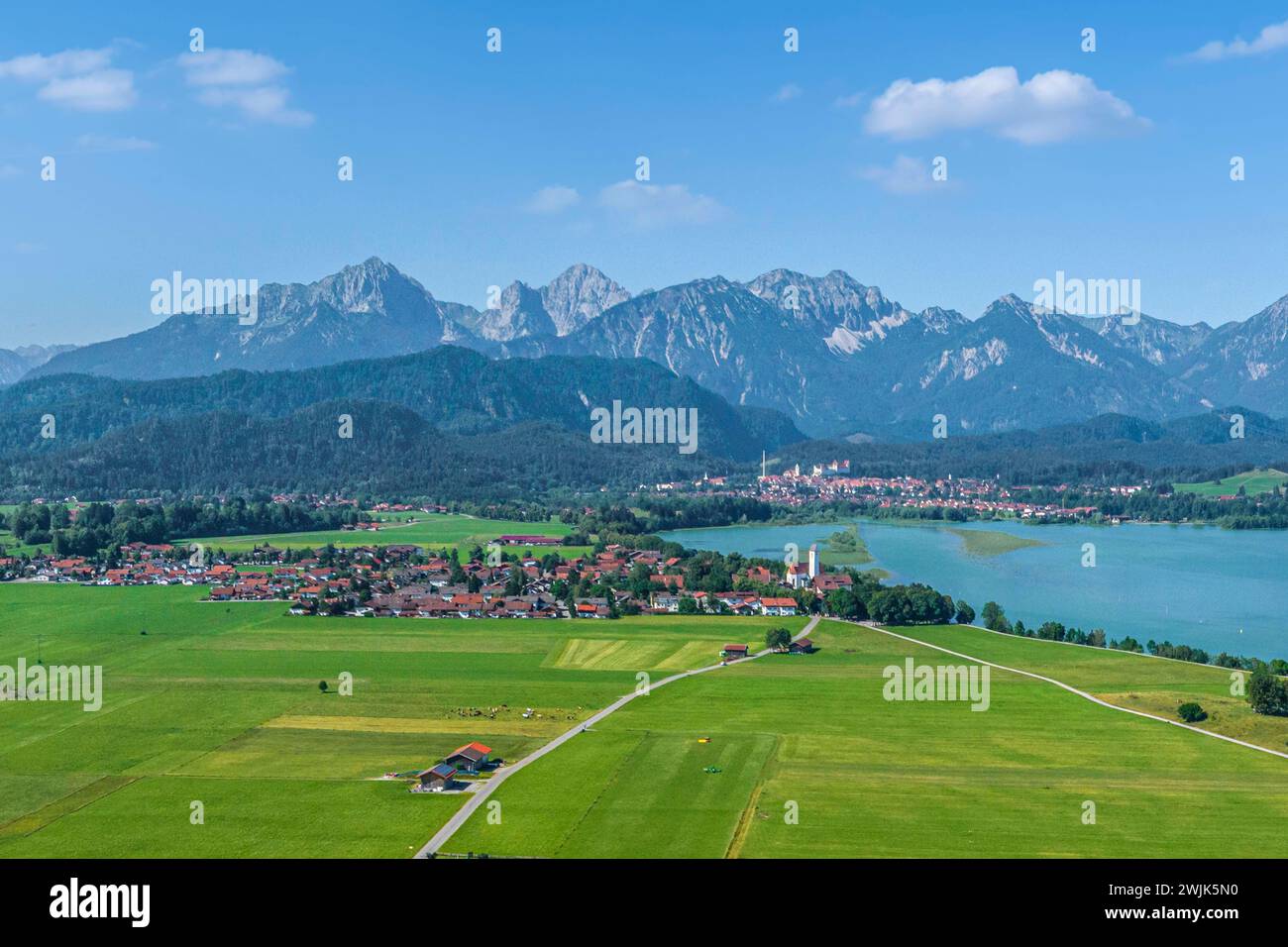 Sommer am Forggensee im Ostallgäu bei Schwangau-Brunnen Ausblick auf ...