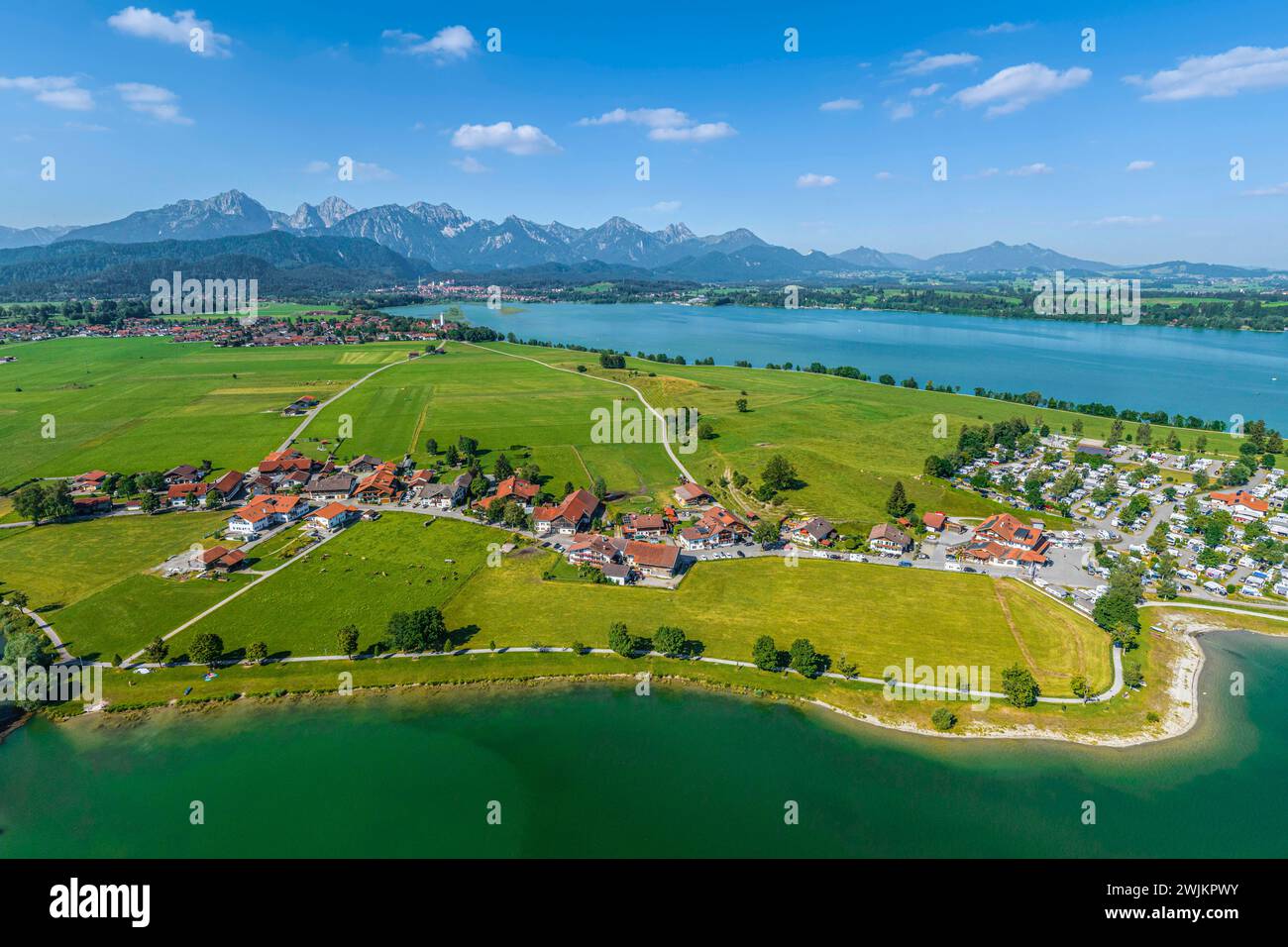 Sommer am Forggensee im Ostallgäu bei Schwangau-Brunnen Ausblick auf ...