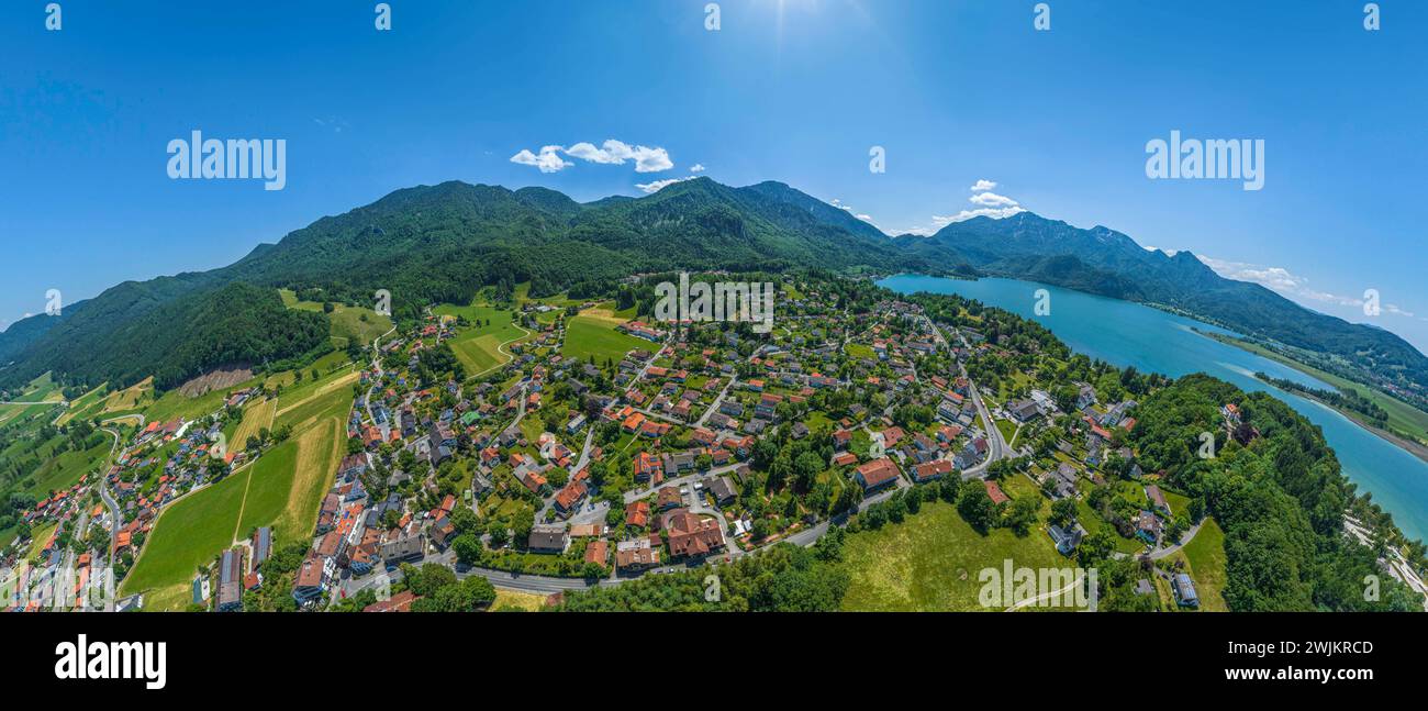 Die Gemeinde Kochel am See in Oberbayern im Luftbild Ausblick auf Kochel am See in der Region ...